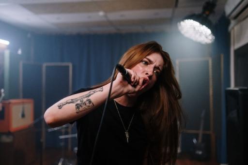 How To Sing Louder Without Cracking Or Damaging Your Voice - Yona Marie ...